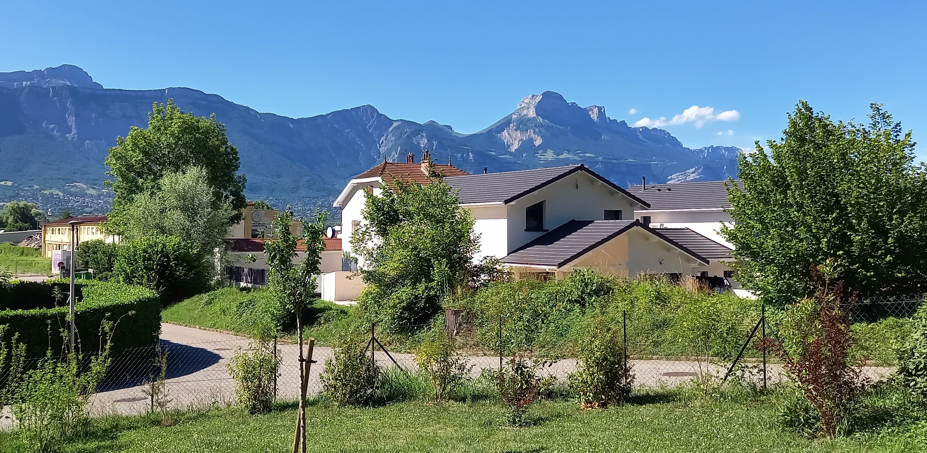 Domène : Joli studio avec terrasse et vue. - Suites à louer à Domène ...