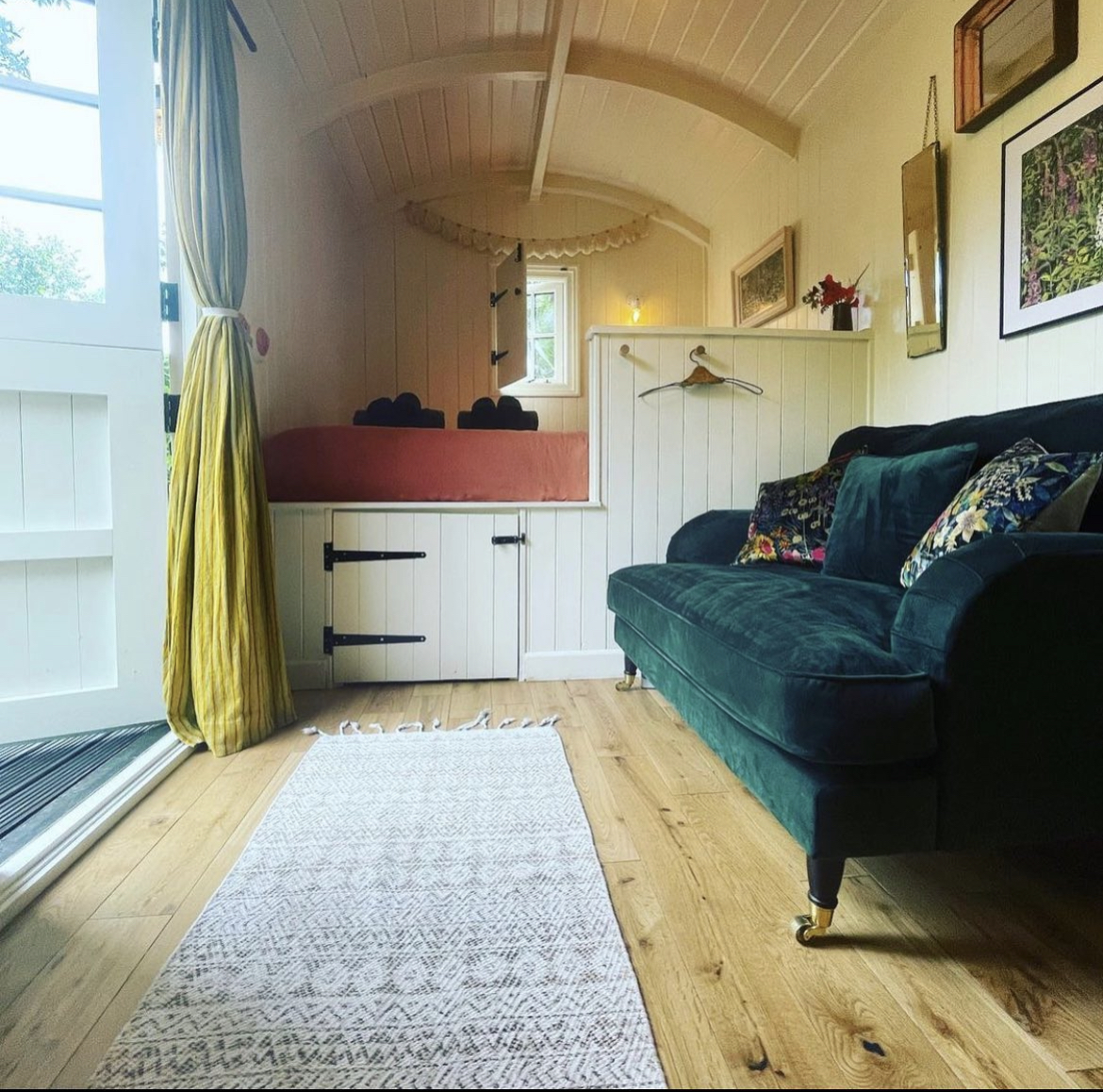 Cosy hut & wood fired hot tub, ideal autumn break - Shepherd's huts (UK ...