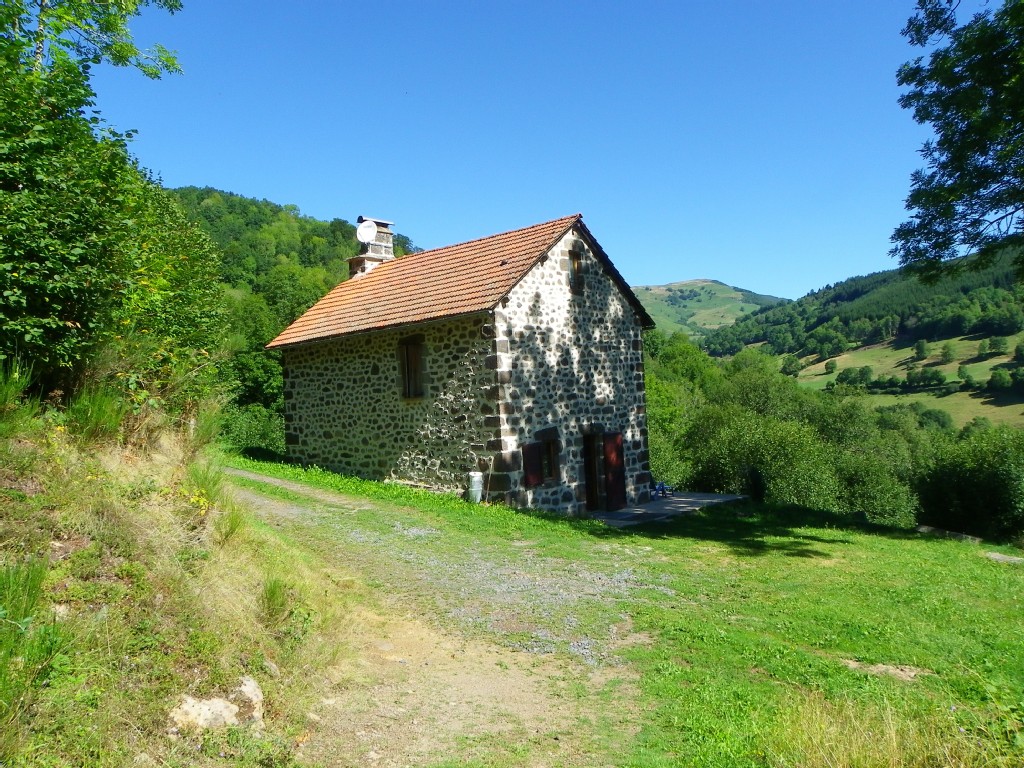 Maison Auvergnate isolée - Maisons à louer à Thiézac, Auvergne-Rhône ...