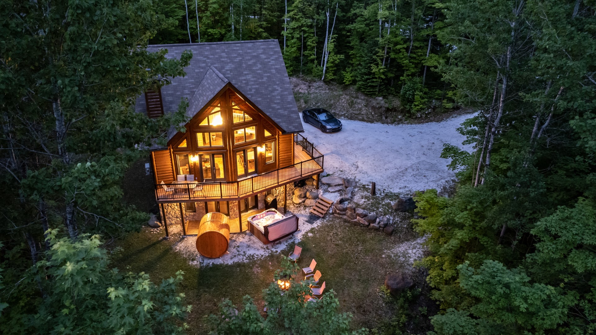 LA CASA KANATA - Jacuzzi, Jazz & Chardonnay - Chalets for Rent in ...