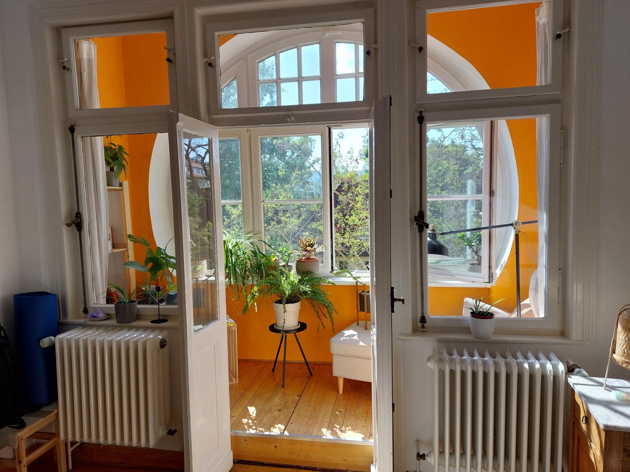 Sunlit room in beautiful and cozy apartment - Airbnb