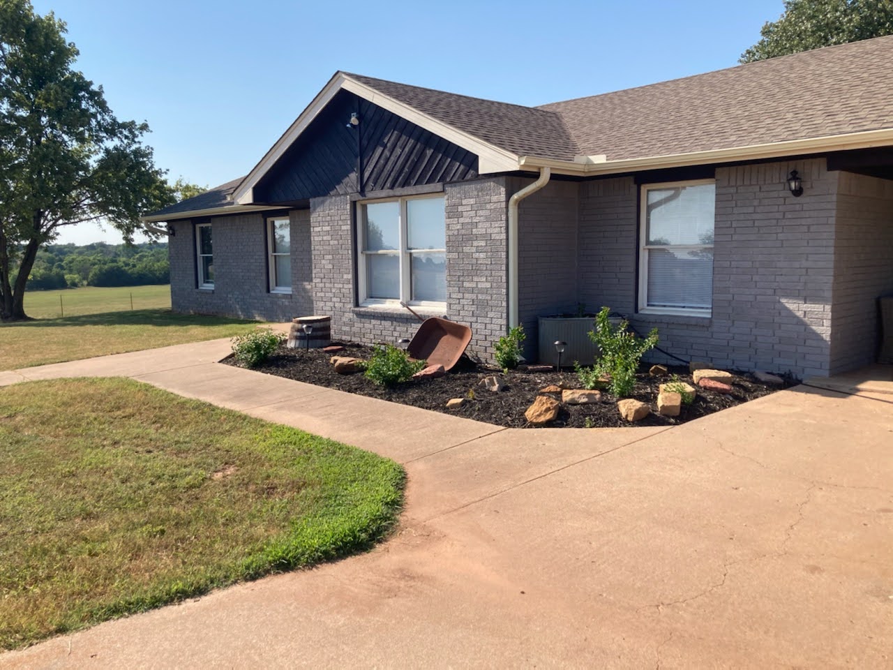 Peaceful country home with stunning hill top view - Houses for Rent in ...