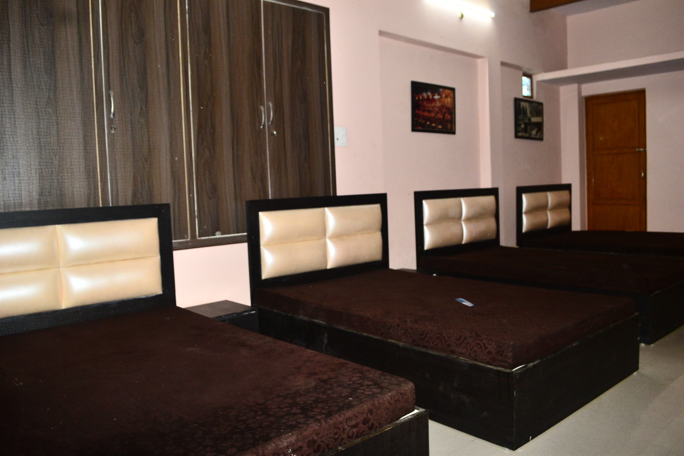 H R Paying Guest House | Deluxe Quadruple Room - Hotels for Rent in ...